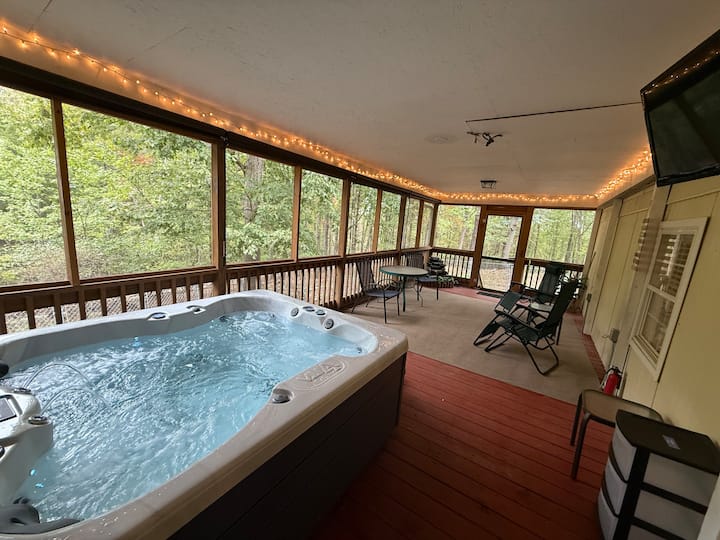 Rural House W/ Relaxing Back Porch On 4 Acres - Dahlonega, GA