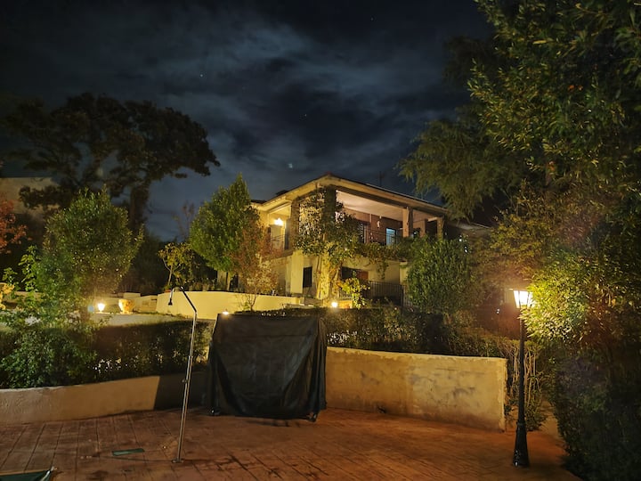 Descansa En El Campo Muy Cerca De La Ciudad - Galápagos