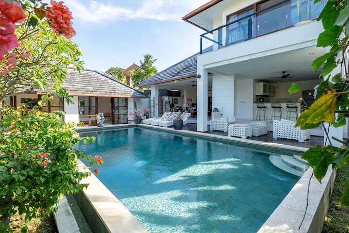 3br Luxury Villa In Berawa, Close To The Beaches - Canggu