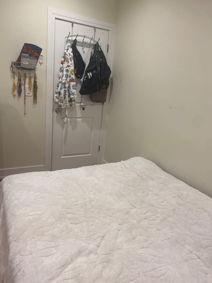 El Cuarto Tiene Cama - Oak Park, IL