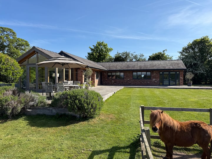 Luxury Stay Near Chester With Hot Tub And Land - Tarporley