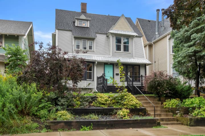 Gem Within Walking Distance To Lake Michigan - Milwaukee, WI