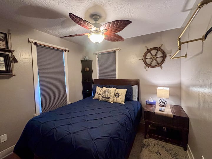 2 Bedroom Downtown Delight- Deming Beach House - Rockhound State Park, Deming