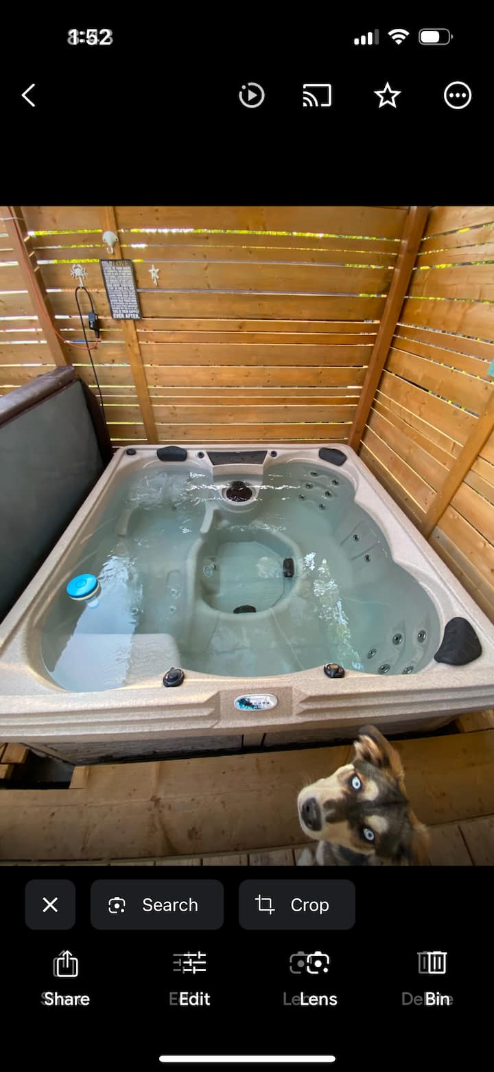 Fallsview Chalet - Steps To The Falls + Hot Tub - Niagara Falls