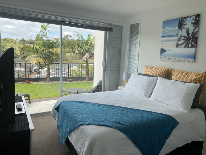Tropical Suburban Hideaway - New Plymouth