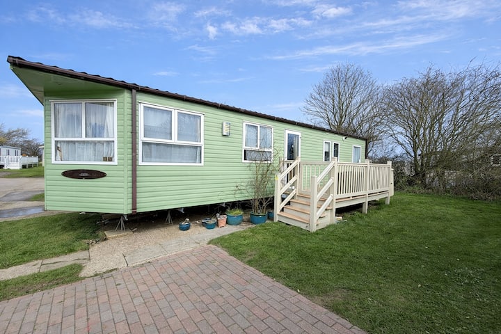 Lovely Caravan For Hire With Decking At Skipsea Sands In Yorkshire Ref 41015wf - North Yorkshire