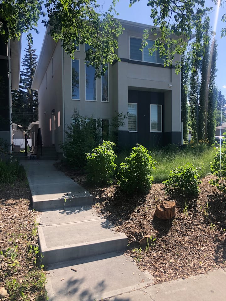 2 Bedrooms Close To Airport And Dt - Calgary