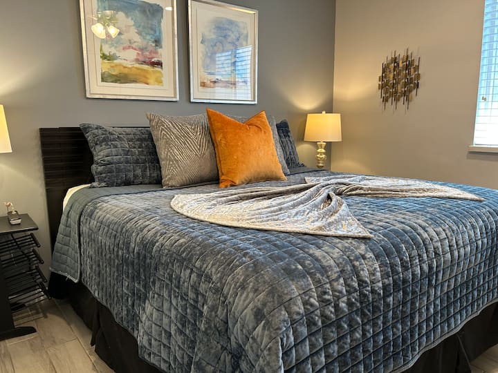 The Hollywood House | 2mi To Asu | King Bed & Yard - Arizona