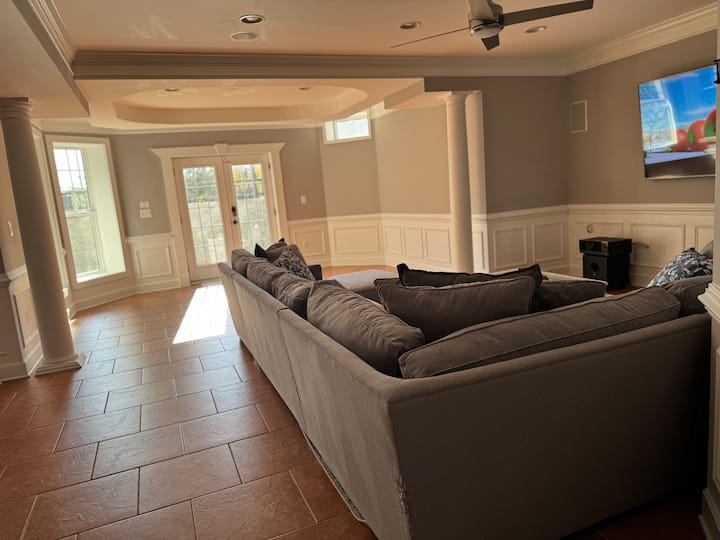 Illuminated And Spacious Basement Suite - Virginia