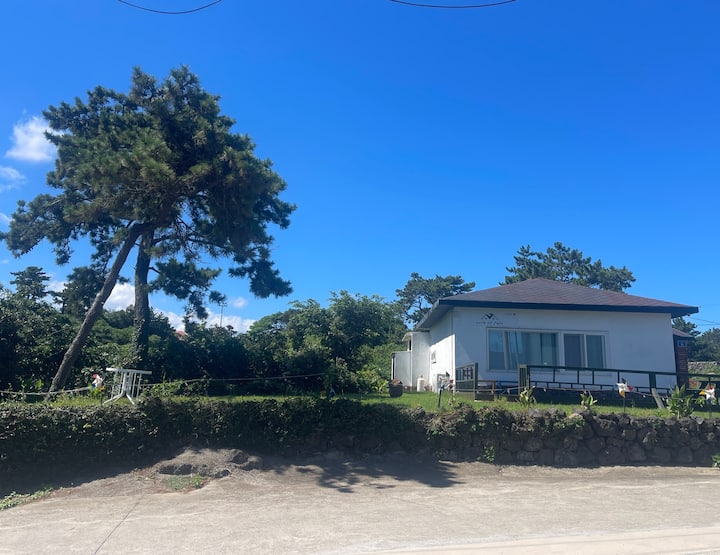 바다100m.프라이빗한 전통독채.한라산뷰. 여행의 베이스캠프 가능. 애월해안도로 석양뷰최고 - Jeju