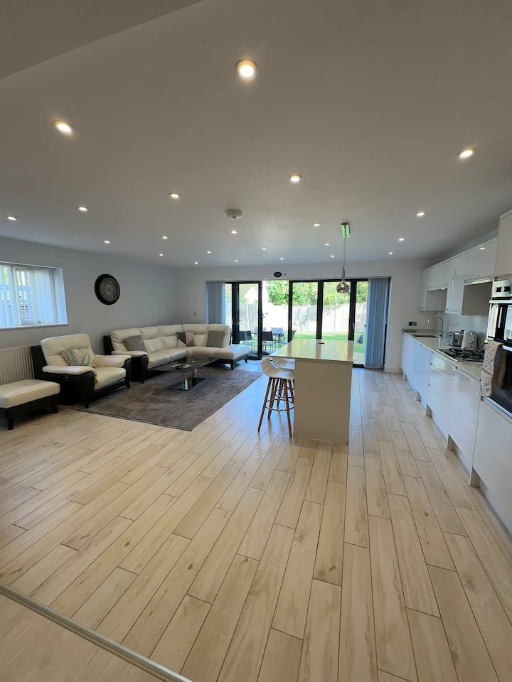 Beautiful New Home In Headington -