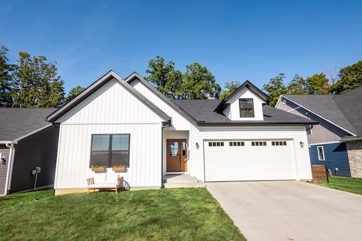 Spacious 5br Near Iu W/ Hot Tub - Bloomington, IN