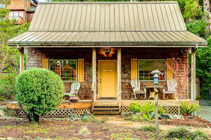 2-story Dog-friendly 1 Block From The Beach With D - Manzanita, OR