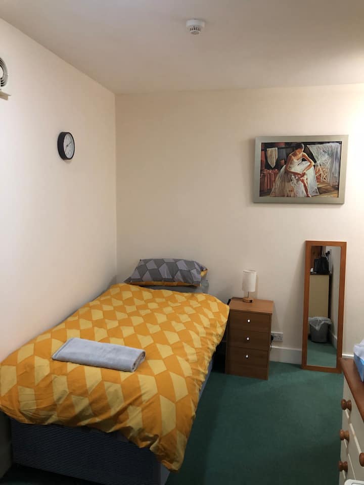 Top Floor Room Great Location. - Leamington Spa