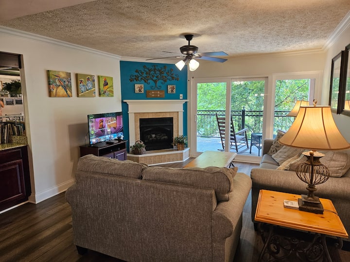 Roaringcreek Condo - Sleeps 6- Walk To Parkway - Gatlinburg, TN