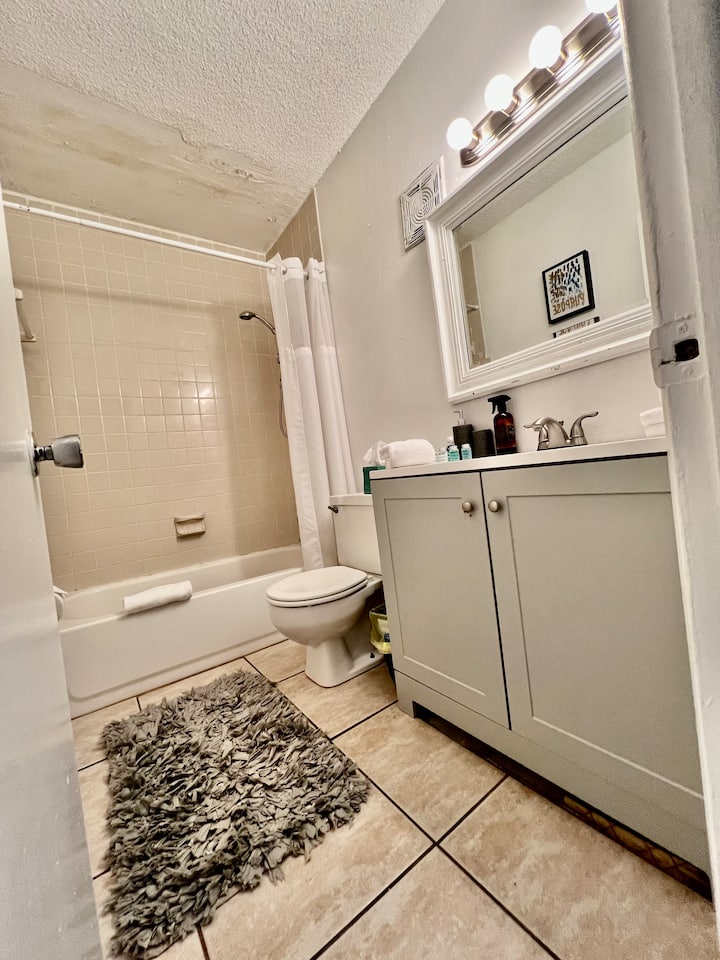 Great Location On Wilton Drive - Wilton Manors, FL