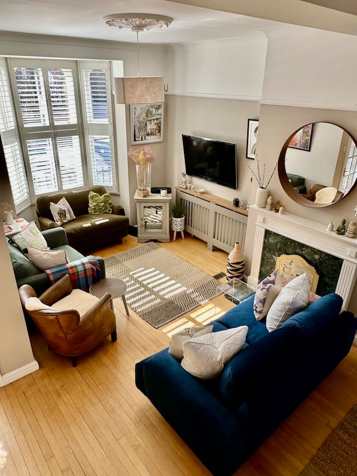 Three Bed Near Victoria Park
Long Term Available - Lontoo