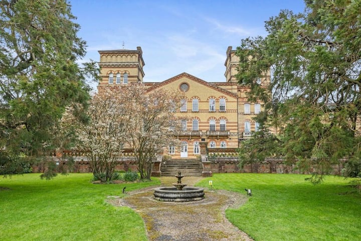 Sophisticated Apartment Near Town Centre & Parking - West Sussex