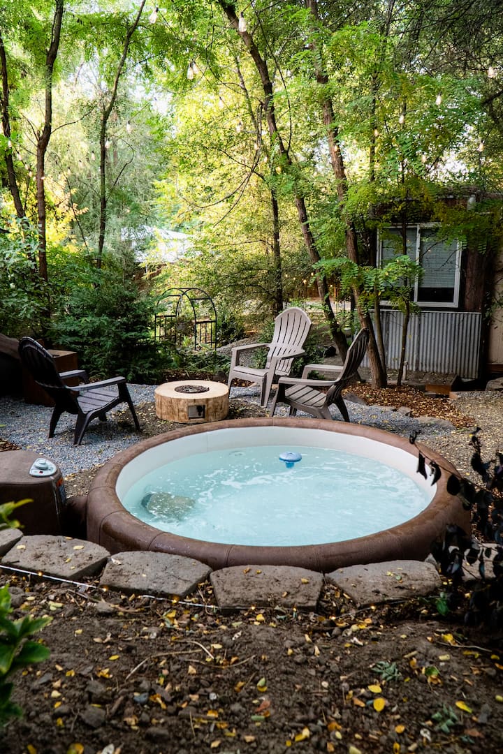 Cozy Tiny House With Hot Tub Nestled In The Trees - Walla Walla, WA