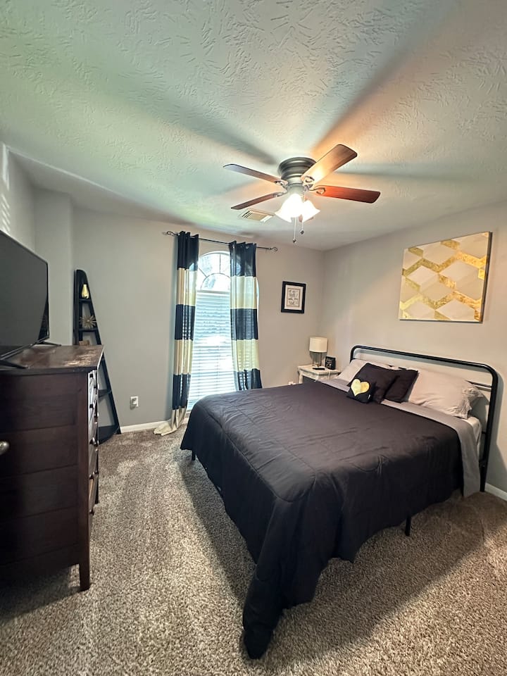 Quiet Room Near Medical Offices & Town Center - Houston, TX