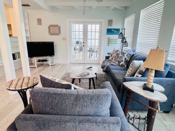 Siesta Key Cozy Cottage Across From The Beach! - Siesta Key, FL