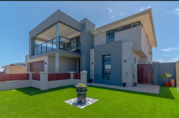 Two Story Home With Ocean Views,
Tourist Places. - Yanchep