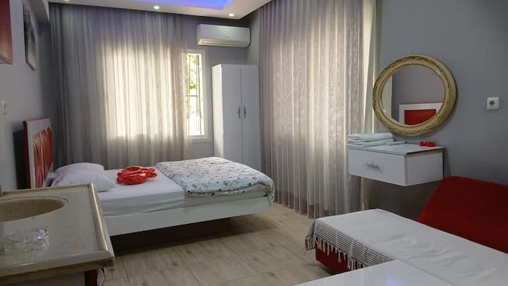 Mersin Merkez Sahile Yakın Geniş Stüdyo - Mersin