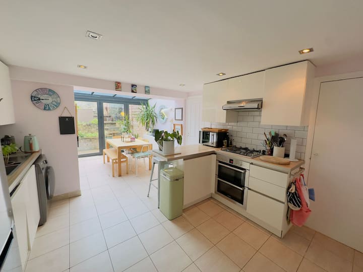 Bright 2-bed In Kennington With Fireplace & Garden -