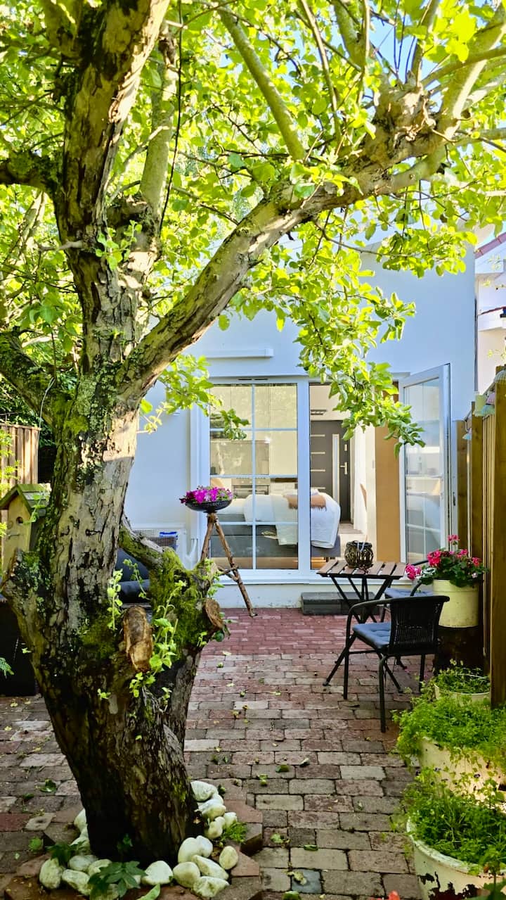 Private Guesthouse In Malmö · King Bed & Terrace - Malmö