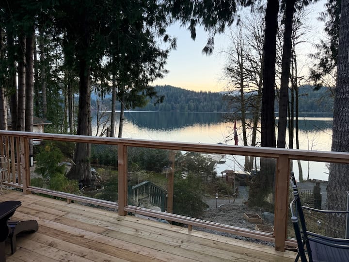 Lake Front Charming 100yr Old Cottage With Hottub - Lake Cowichan