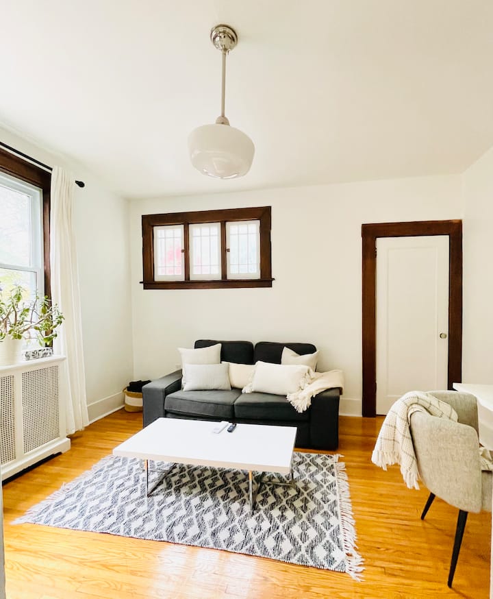 Spacious Main Floor Apartment- Close To Downtown - Toronto