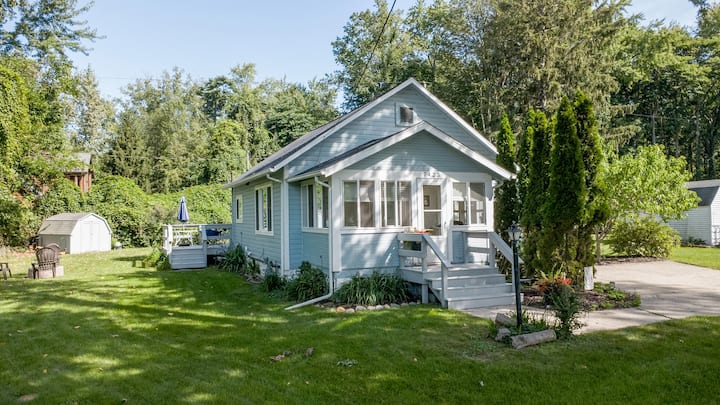 Bungalow, Walk To Beach, Firepit - South Haven, MI