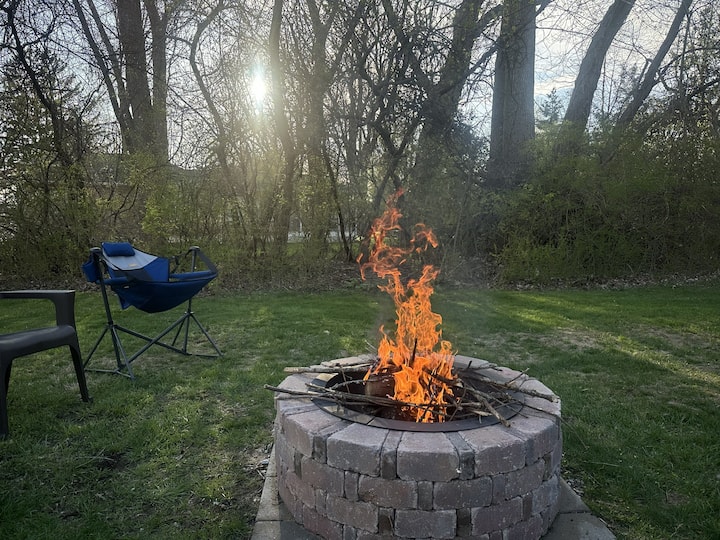 Steps From 1st St Beach, Large Yard, Firepit - South Haven, MI