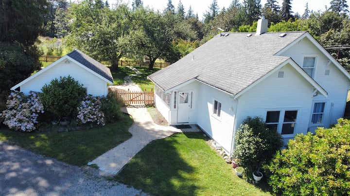 Early 1900s Countryside Farm Stay - Everett, WA