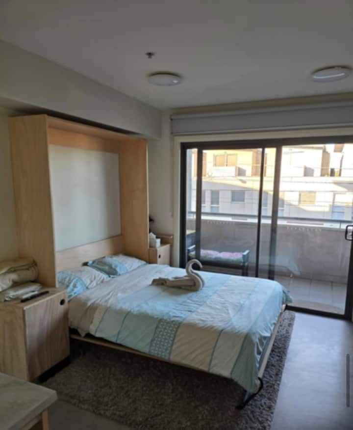 Renovated W Balcony, Kitchenette & Tram@door - Melbourne