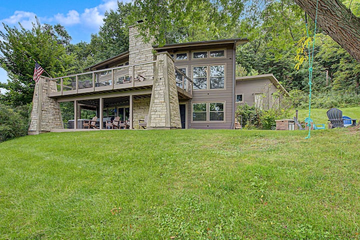 Modern Home W/amazing Views, Hot Tub, Game Room - Galena, IL