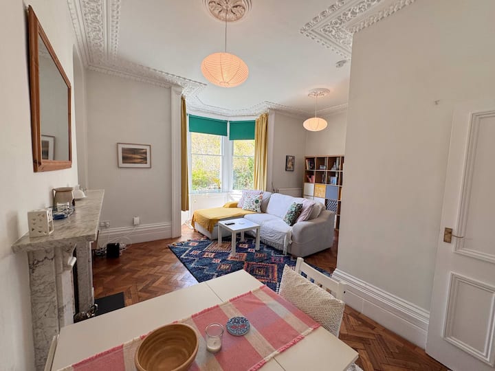 One Bed Apartment In Stunning Period Building - Bristol