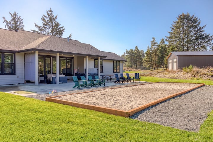 Gearhart Getaway: Hot Tub + Walk To The Beach - Gearhart, OR