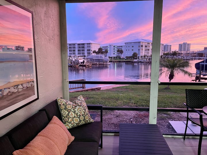 Boutique Condo On The Bay, Short Walk To The Beach - Fort Myers Beach, FL