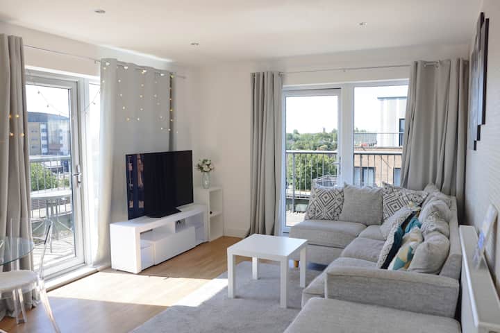 Top Floor Flat Near Romford Station & Free Pk - Romford