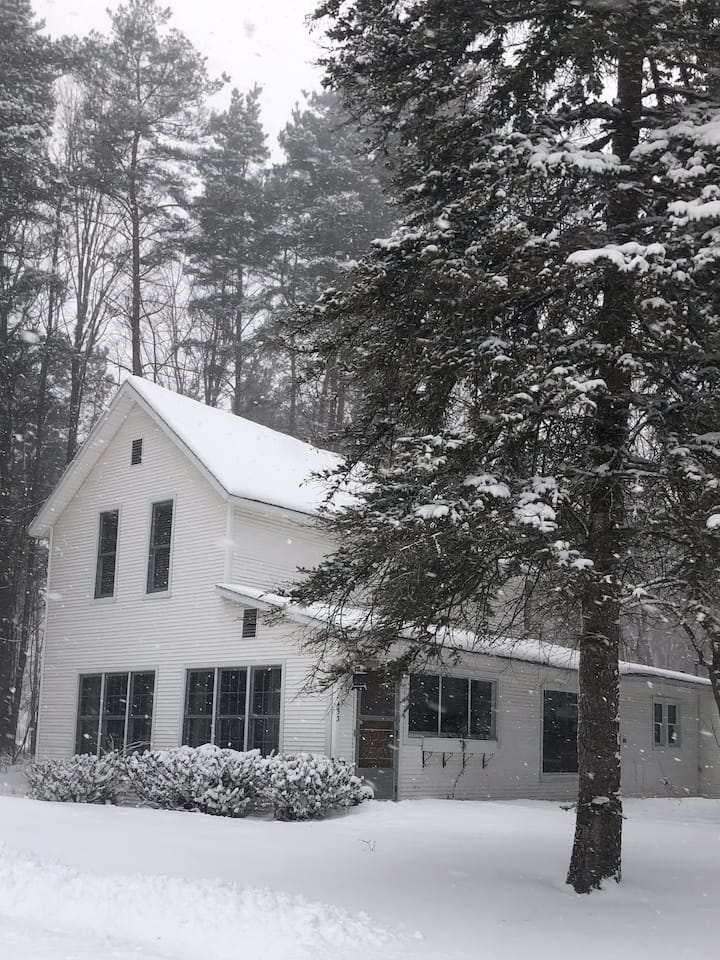 Harbor Springs Ski Retreat — Sleeps 8, Woodstove - Harbor Springs, MI