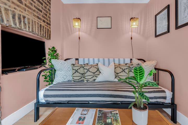 Cosy Two-bed Getaway With Roof Terrace Camden Town - London