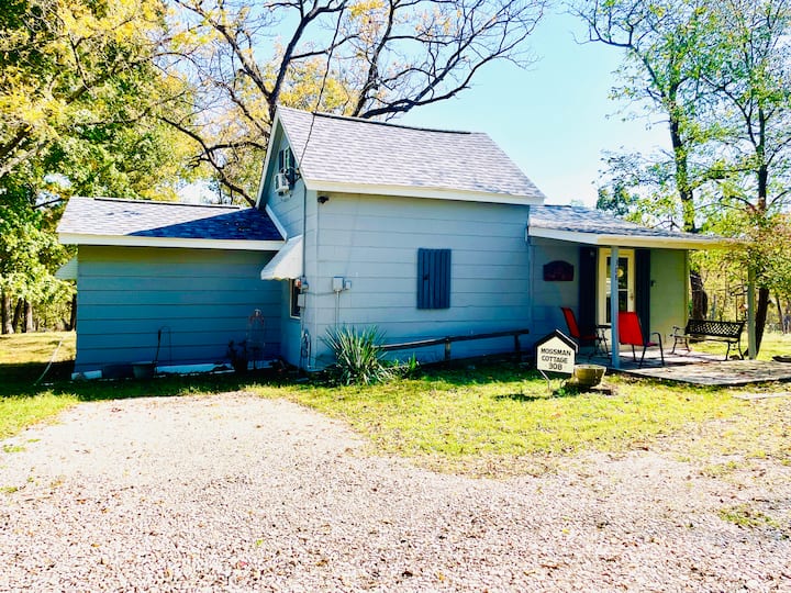 Historical Cottage With A Shabby Chic Flair! - Rolla, MO