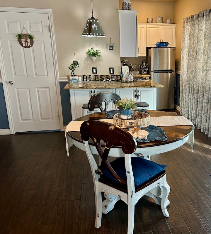 Adorable Cozy Cottage, Base Of Beautiful Mountains - San Bernardino, CA