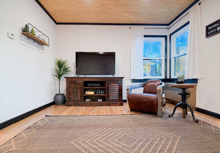 Stylish 1br Near Main St |The Troubadour Suite - Sheridan, WY