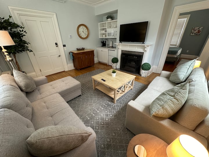 Spacious Suite 1 Bed/ 1 Bath/ Pullouts Sofas - Rhode Island