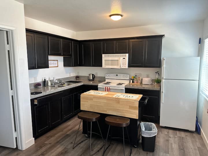 Vegas Getaway – Full Apt Close To Strip & Downtown