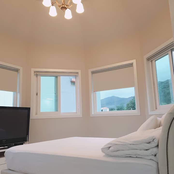 Geoje Rebeudeumongdolpensyeon - Geoje