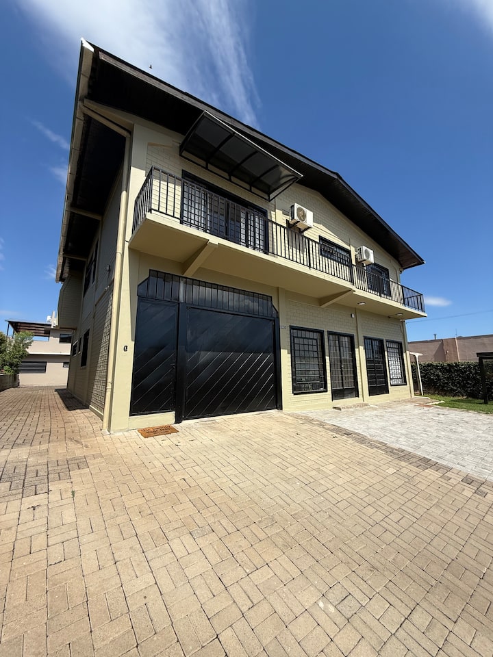 Casa Com  2 Suítes + 1 Casal,  Lavabo Com 2 Vagas - Chapecó