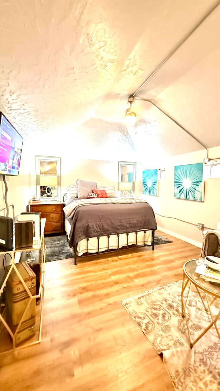 Industrial Style Guest House - Midland, TX